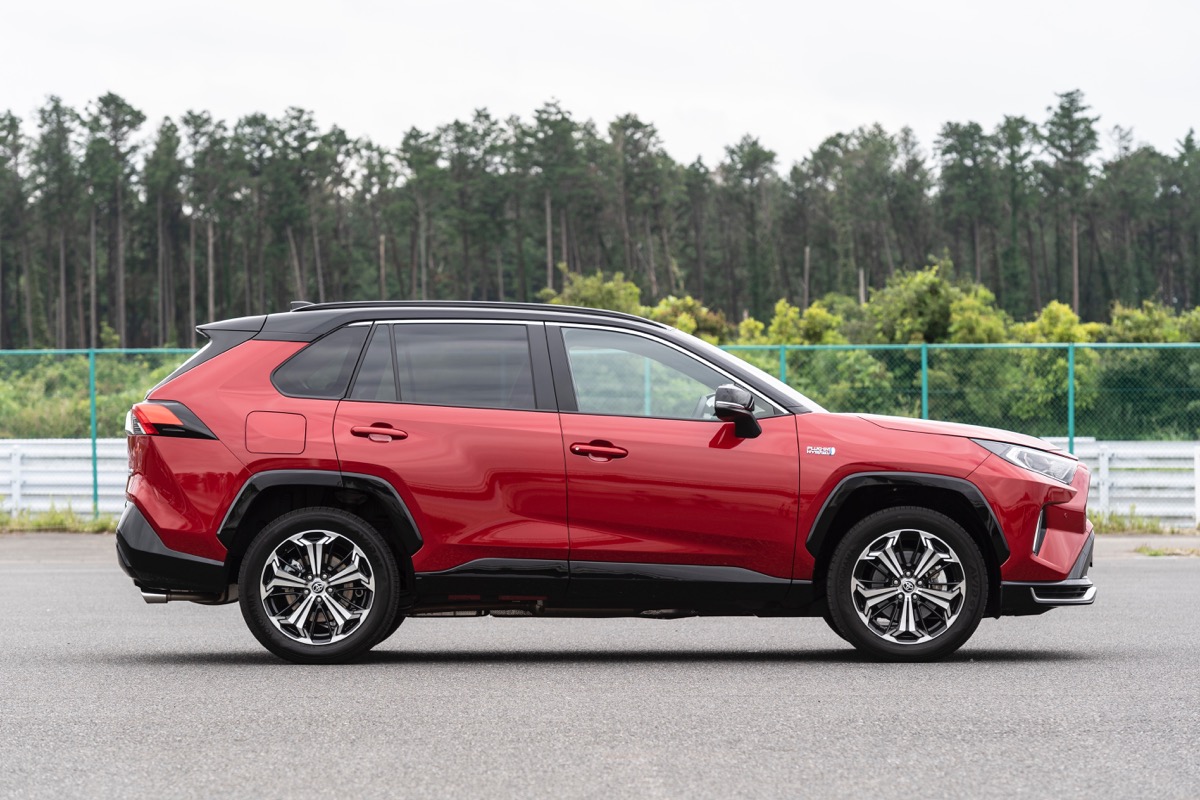 RAV4 PHVの価格が判明。469万円〜。急速充電に対応しなかった理由も | ドライバーWeb｜クルマ好きの“知りたい”がここに