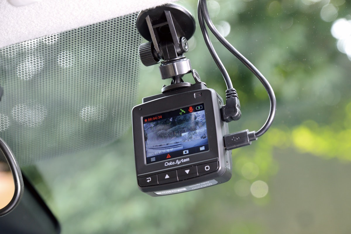 これはハイコスパ！WQHD画質を実現した2カメラドライブレコーダー「DVR3200-B」｜データシステム｜ | ドライバーWeb｜クルマ好きの“知りたい”がここに