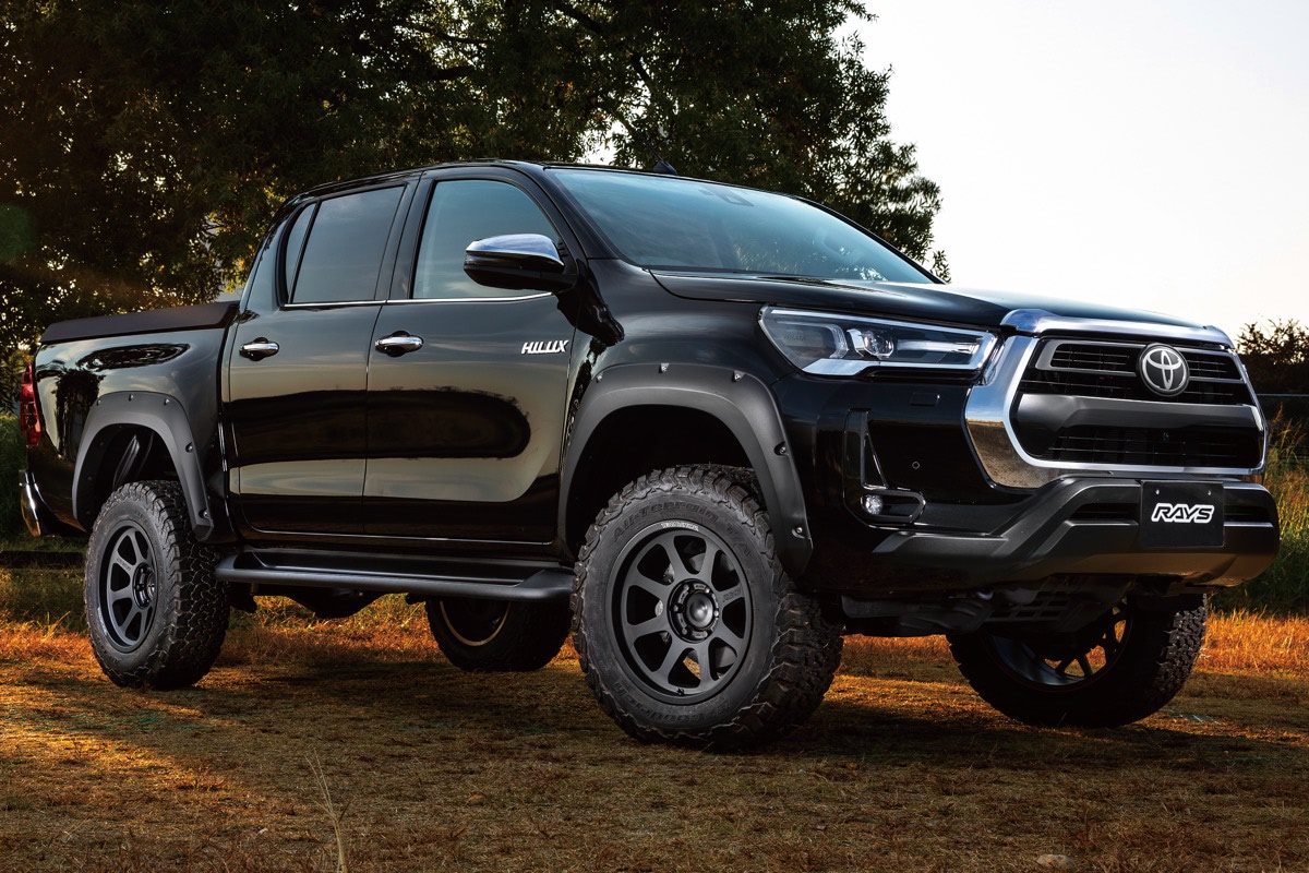 ハイラックスをカスタム！ TEAM DAYTONA D108が「オフロードスポーツ」の新たなるスタイルを提案｜RAYS｜ | ドライバーWeb｜クルマ好きの“知りたい”がここに