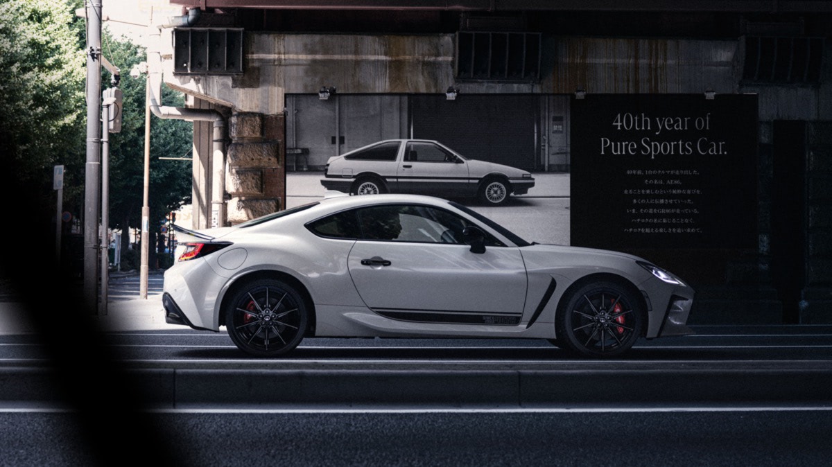 GR86に「赤×黒」「白×黒」2トーンの特別仕様車！AE86生誕40周年記念モデル | ドライバーWeb｜クルマ好きの“知りたい”がここに