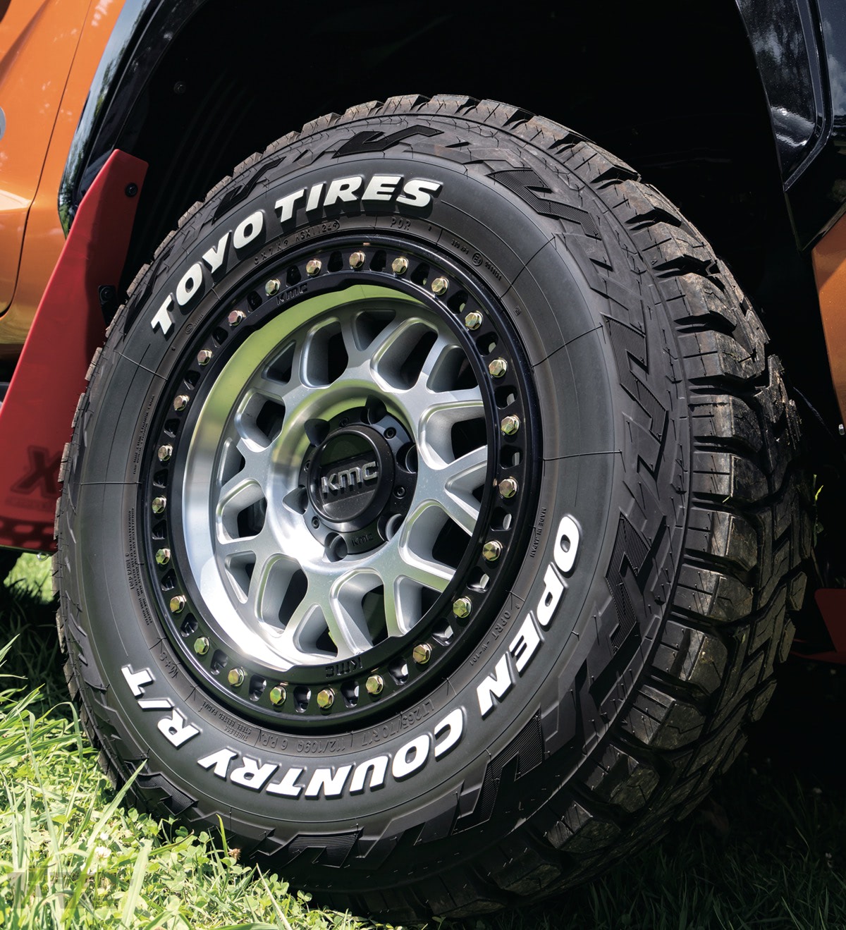 オフロードカスタムの本場アメリカで生まれた唯一無二のホイール｜KMC｜ | ドライバーWeb｜クルマ好きの“知りたい”がここに