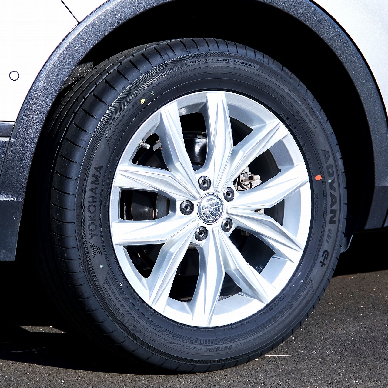 ヨコハマのプレミアムSUV用タイヤ「ADVAN V61」ってぶっちゃけどうなの？【三好秀昌の最強ティグアンへの道】 | ドライバーWeb｜クルマ好きの“知りたい”がここに