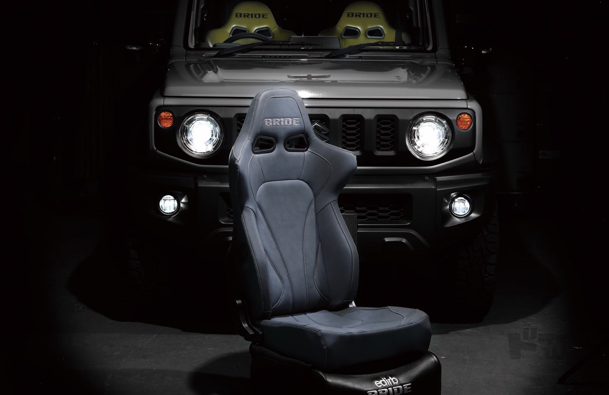 【ジムニー カスタム】高触感表皮材〝NUGRAIN〟がかなえる上質感｜BRIDE ERGOSTER NUGRAIN｜ | ドライバーWeb｜クルマ好きの“知りたい”がここに