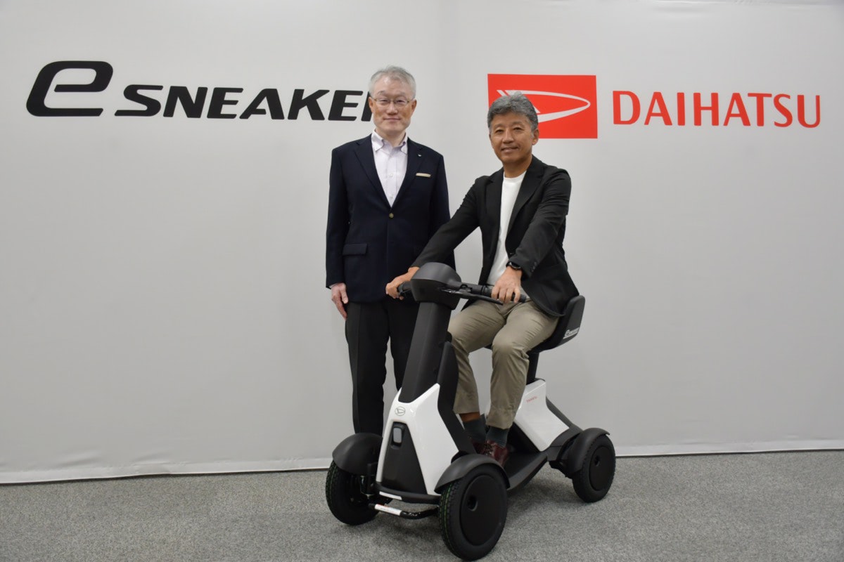 ダイハツ、歩行時の視点に近い歩行領域モビリティ「e-SNEAKER」を発売 | ドライバーWeb｜クルマ好きの“知りたい”がここに